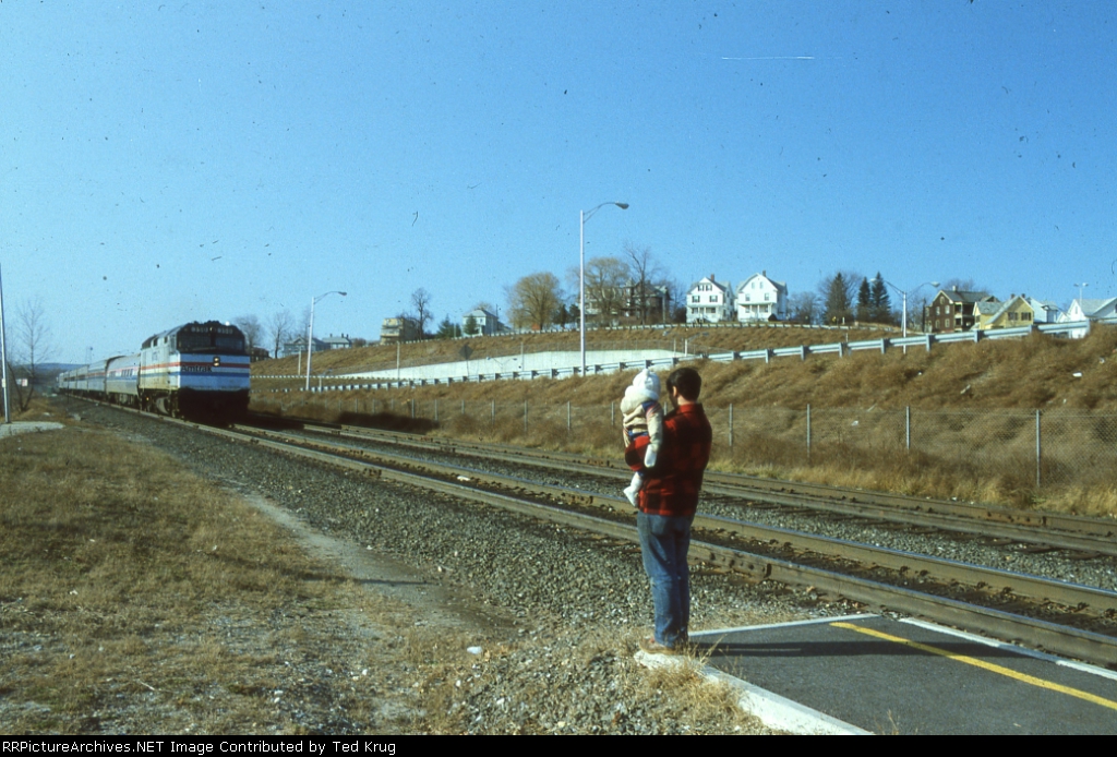 AMTK 350 leads the eastbound Lakeshore Limited